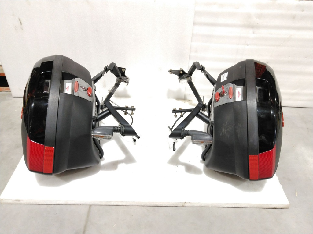 Saddlebags Kit R35 Spyder Black | MIC Parts